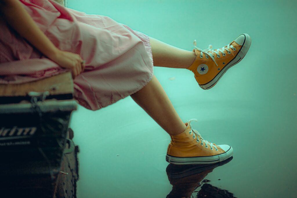 Sepatu Kuning Cocok dengan Baju Warna Apa - Konveksi.co